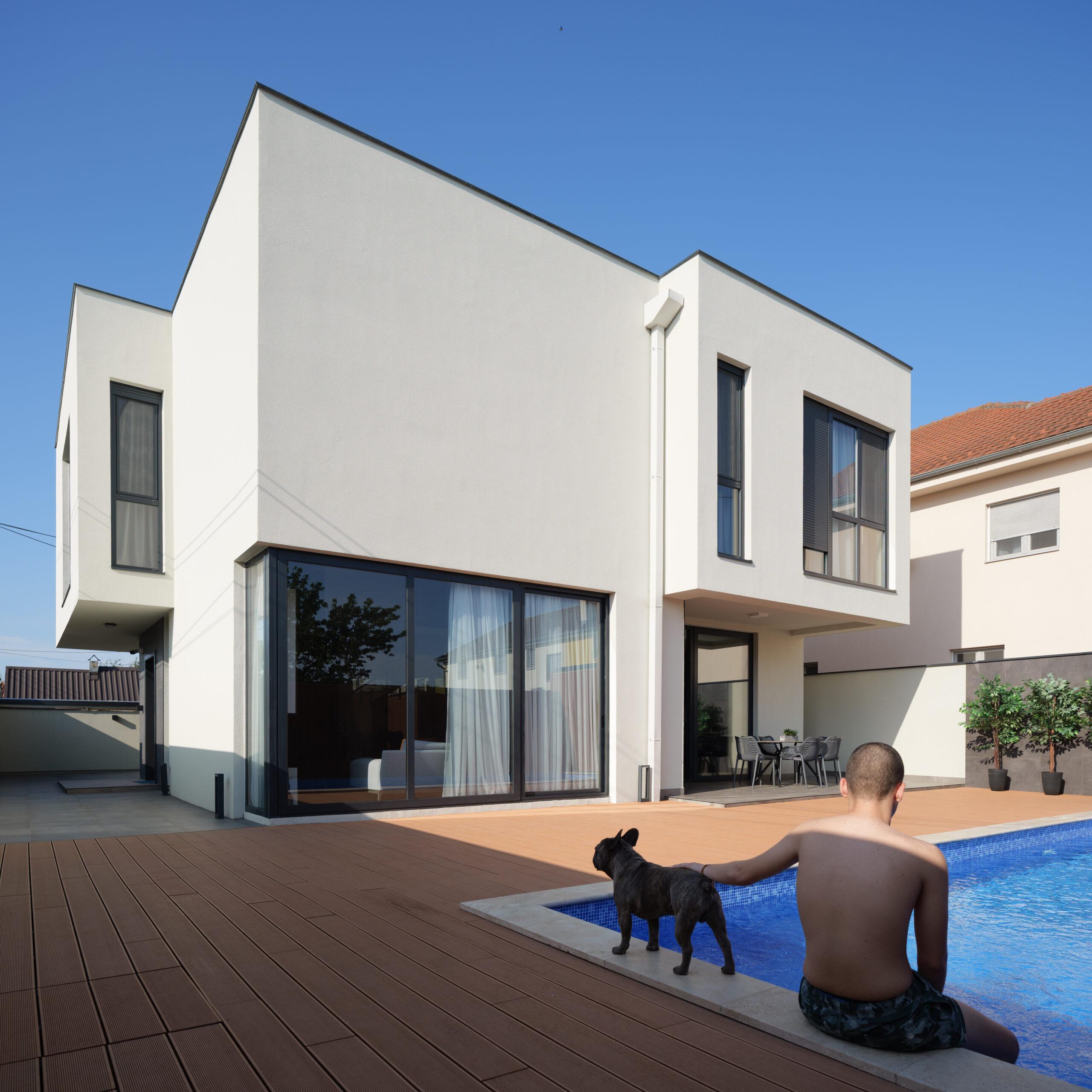 Pored minimalističkog pristupa materijalima razigranost fasade je dobijena fenestracijom koja je ...